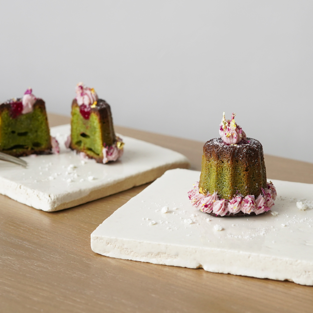 【ウェルカムガトー】抹茶とベリーのカヌレ | 新着情報 | 福岡の海に浮かぶ結婚式場 マリゾン(MARIZON)のウエディング